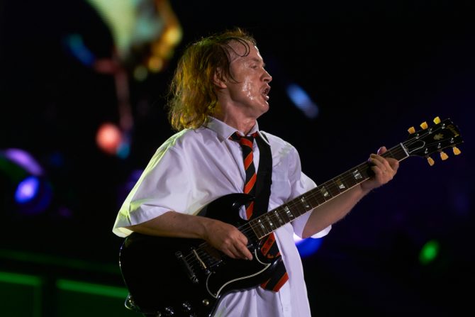 Angus Young Wikipedia, Biography, Age, Family, Height, Net Worth, Fast ...